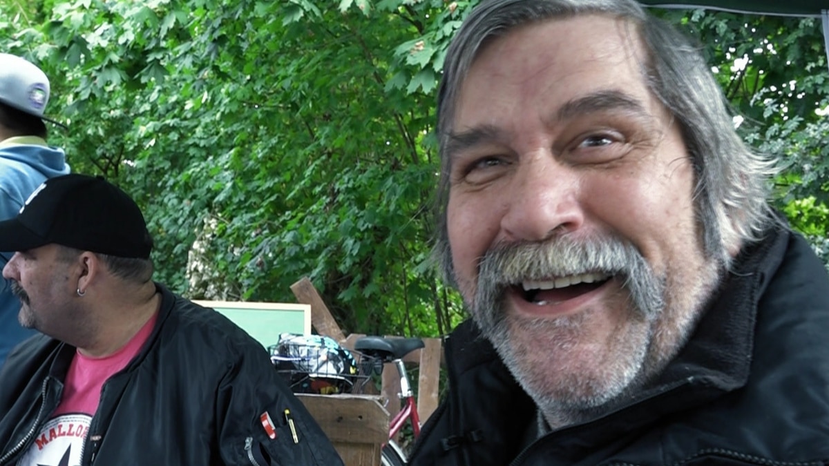 Die Essensausgabe der Krefelder Engel (Video) - Hartz und herzlich ...