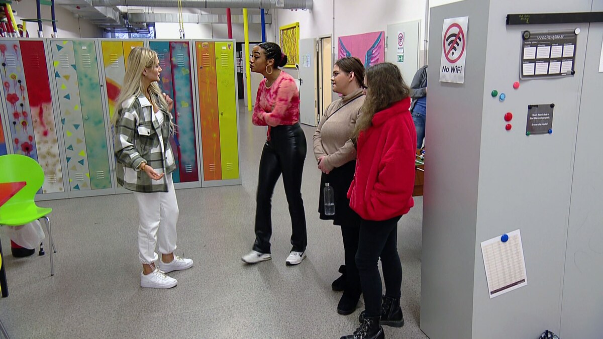 Alexa blamiert sich vor ihren Freundinnen! (Video) - Krass Schule - Die ...