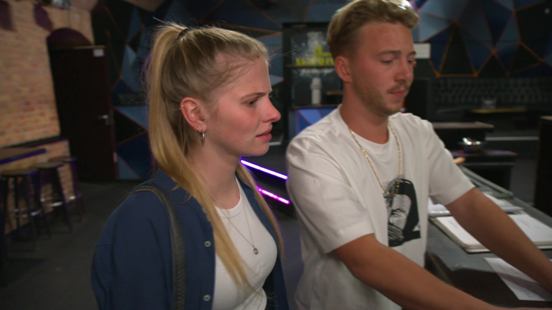 Toni und Connor checken die Überwachungsaufnahmen aus dem Matrix (Video ...