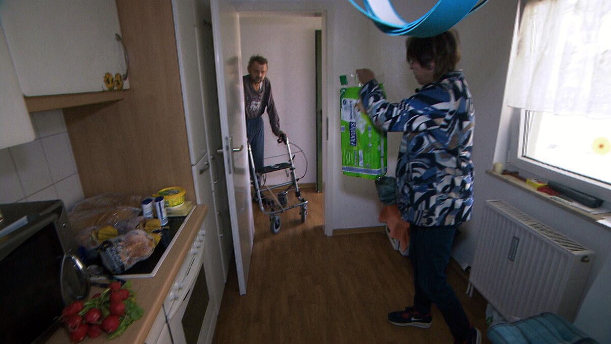 Dagmar hilft! (Video) - Hartz und herzlich - RTLZWEI