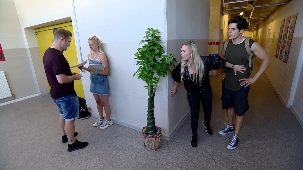 Shayenne verkauft Hausaufgaben gegen Geld (Video) - Krass Schule - Die ...