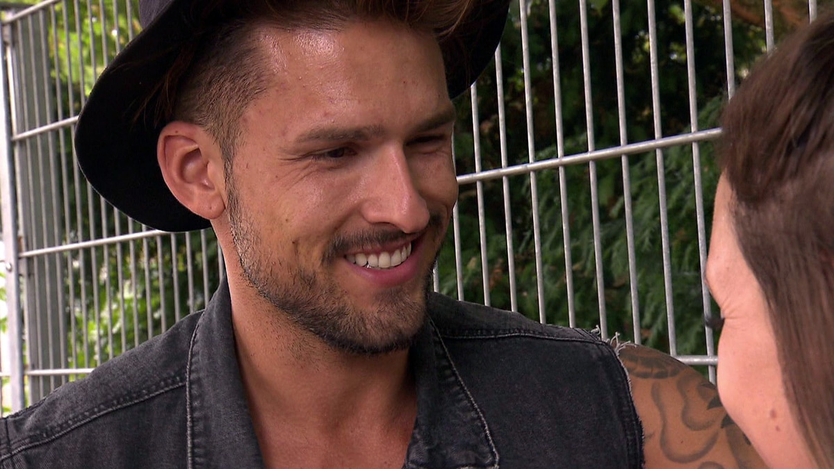 Thea und René spielen Detektiv (Video) - Krass Schule - Die jungen ...