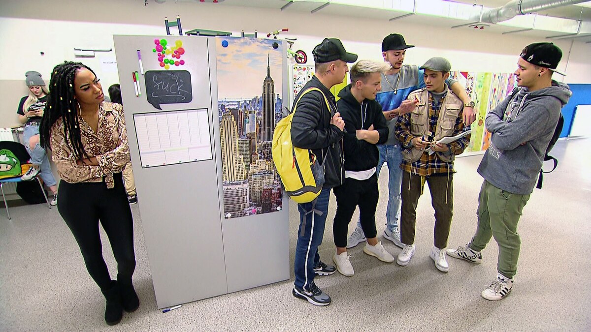 Alexa belauscht die Jungs (Video) - Krass Schule - Die jungen Lehrer ...