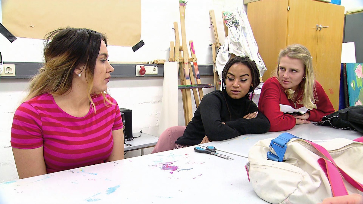 Alexa geht zu weit! (Video) - Krass Schule - Die jungen Lehrer - RTLZWEI