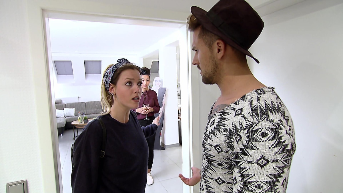 Thea erwischt René mit Model! (Video) - Krass Schule - Die jungen ...