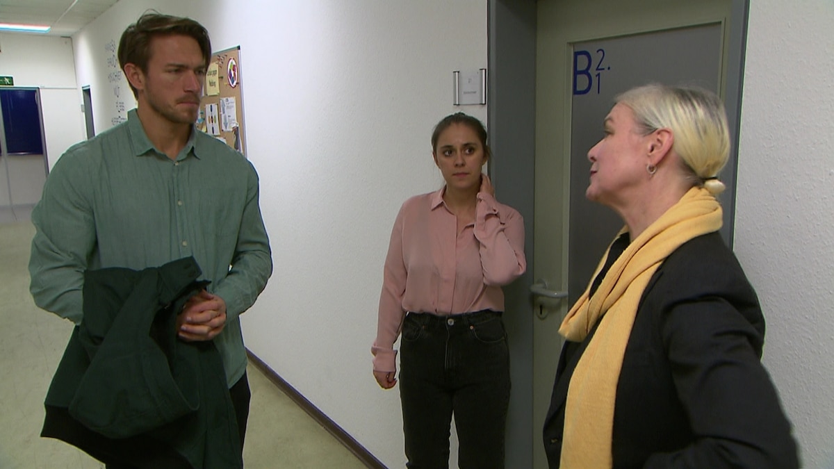 André und Pia werden fast von der Direktorin erwischt! (Video) - Berlin ...