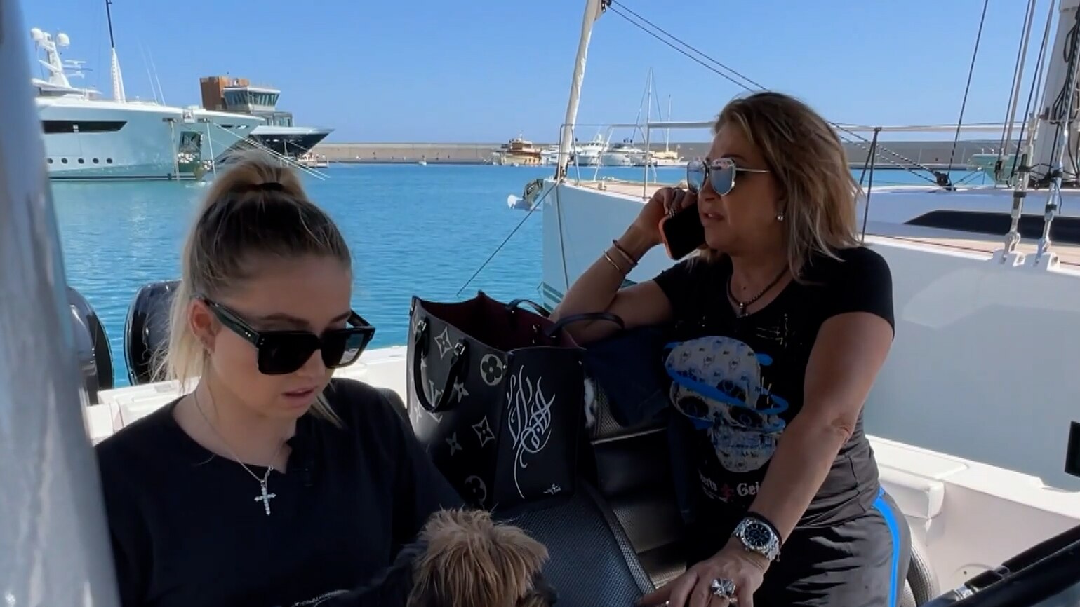 Ab auf die Donzi: Carmen und Shania in Action! (Video) - Die Geissens ...