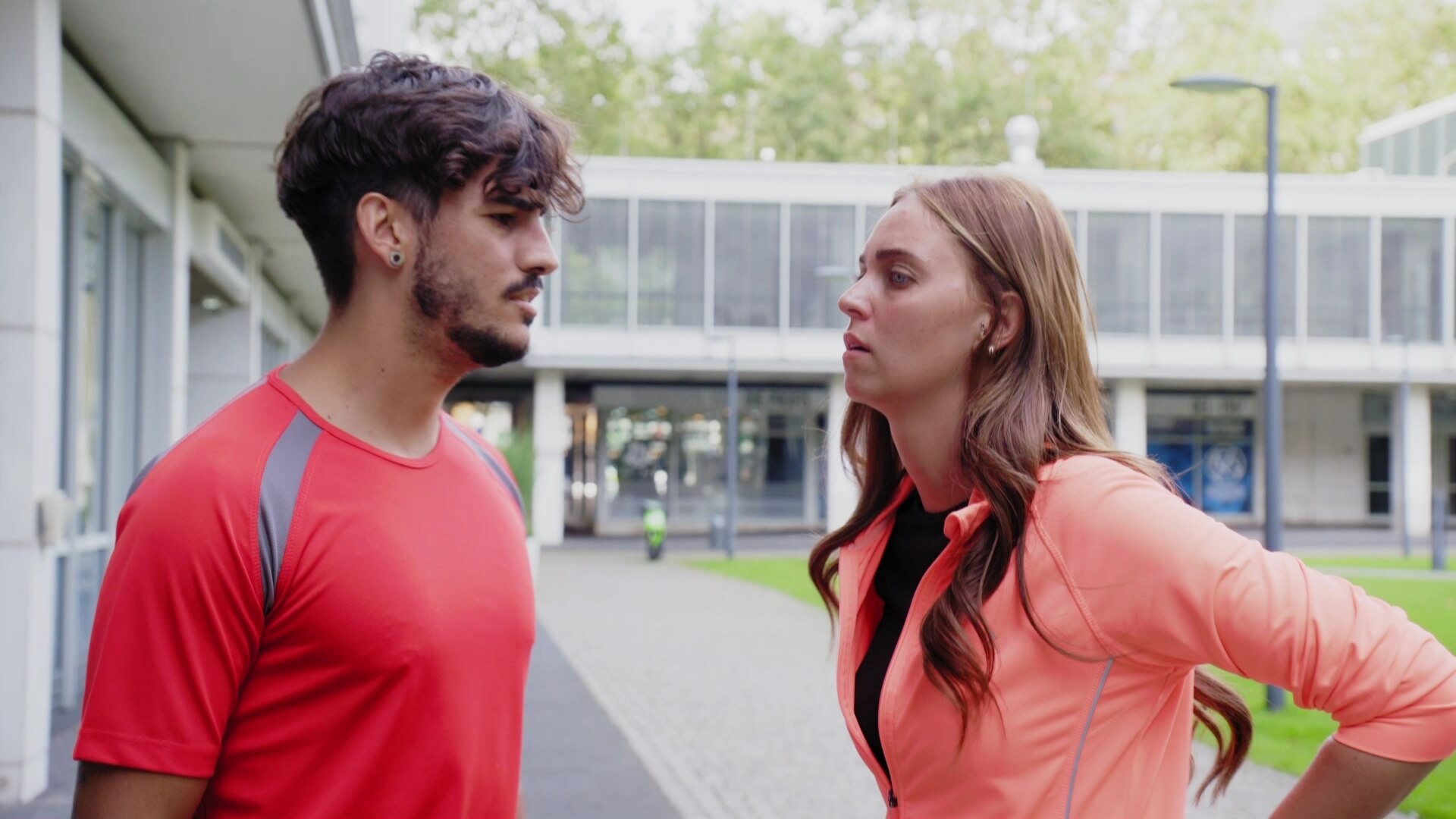 Lea verfolgt Ray um die Wahrheit herauszufinden (Video) - Köln 50667 ...