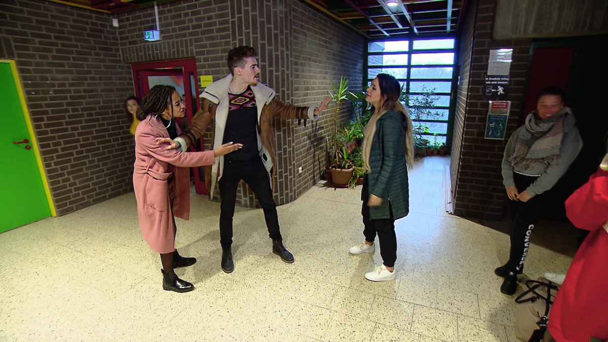 Alexa braucht Hilfe (Video) - Krass Schule - Die jungen Lehrer - RTLZWEI