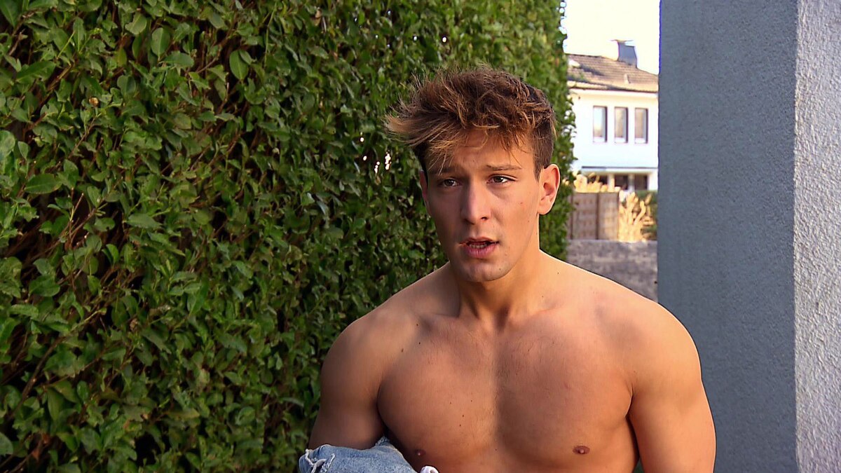 Lukas auf der Flucht (Video) - Krass Schule - Die jungen Lehrer - RTLZWEI