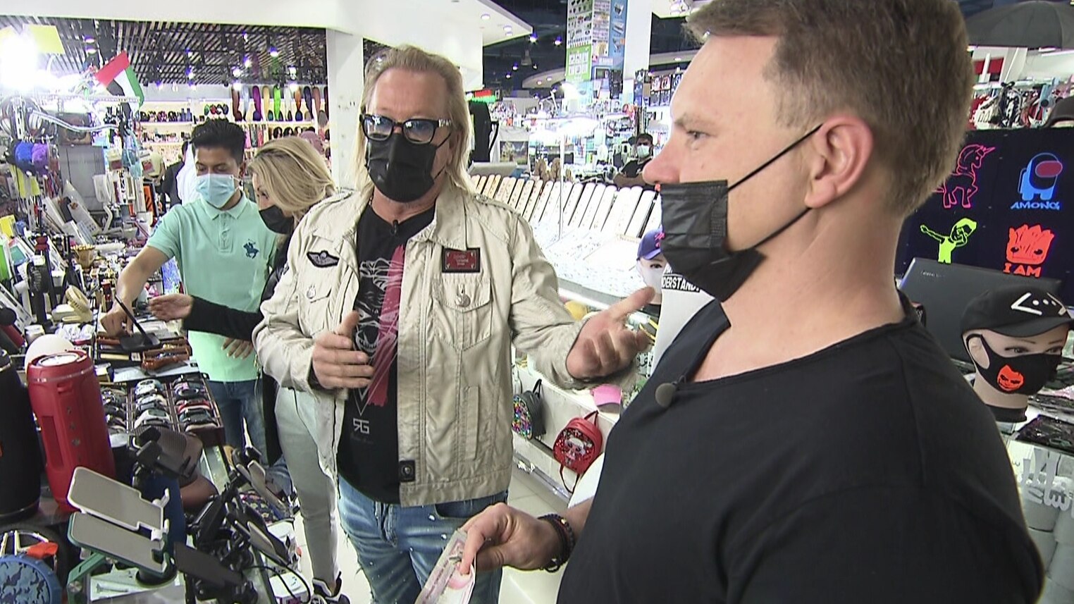 Deko-Action im Dragon-Market (Video) - Die Geissens - Eine schrecklich ...