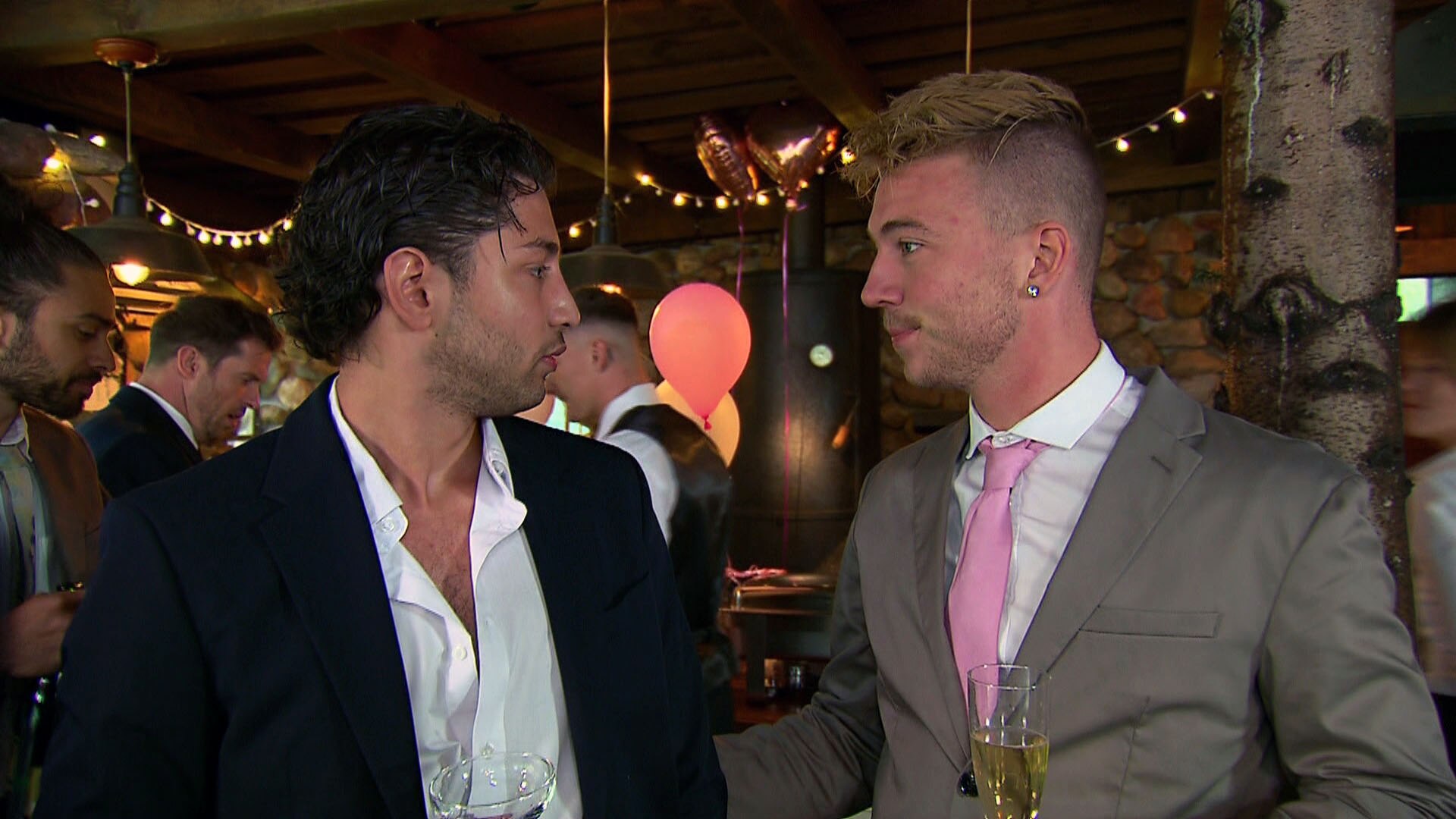 Connor und Dean haben nur Augen für ihre Ex-Freundinnen (Video ...