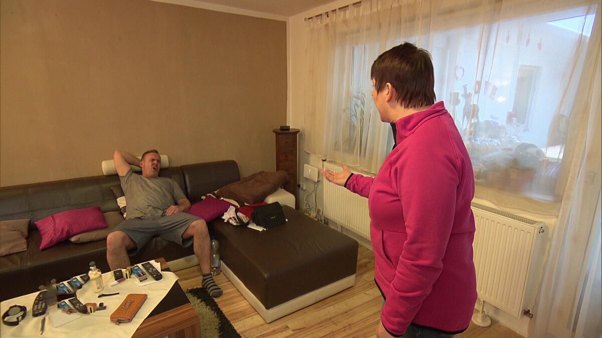 Gewalt in der Familie (Video) - Hilf mir! Jung, pleite, verzweifelt ...