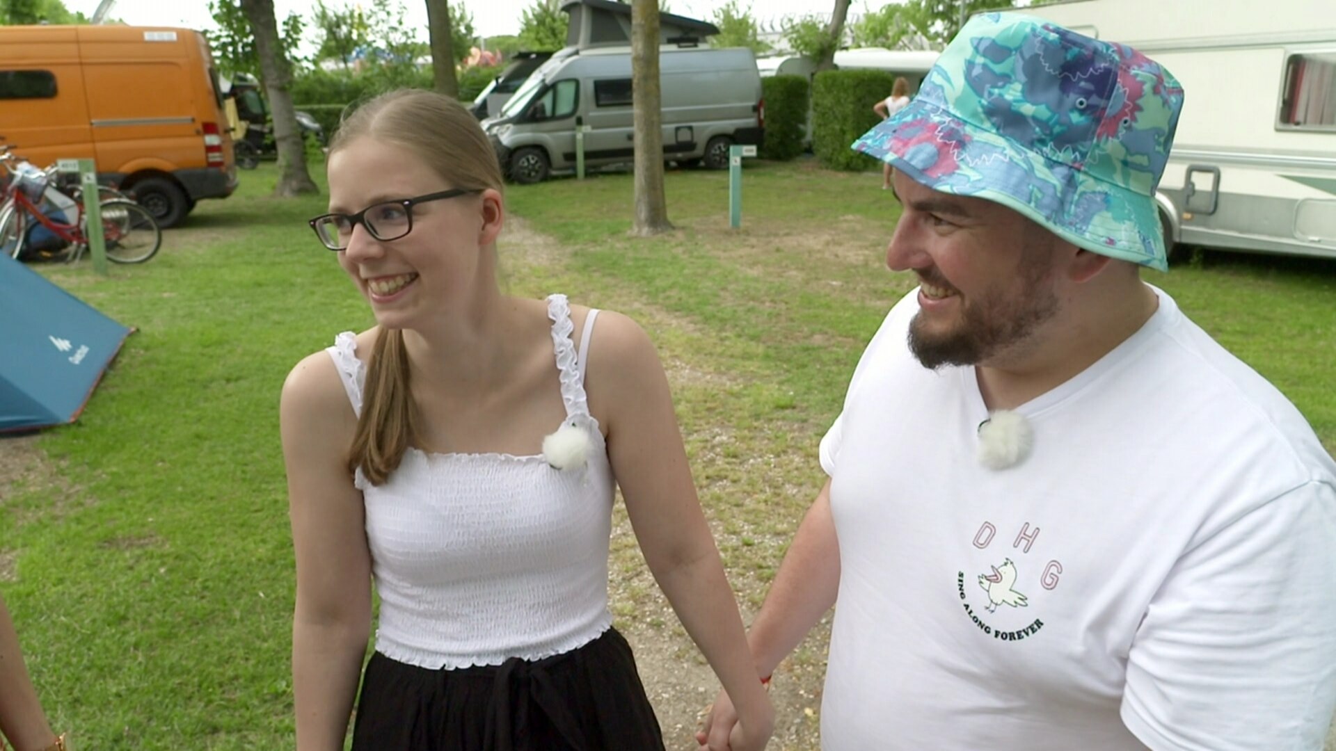 Lex hat eine Überraschung für seine Freundin (Video) - Bella Italia - Camping auf Deutsch - RTLZWEI