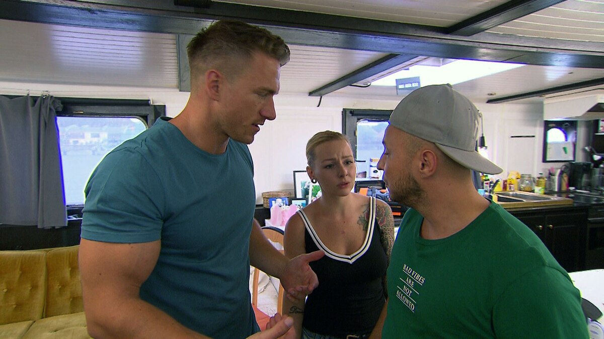 Jade will, dass sich Krätze von Schmidti verabschiedet (Video) - Berlin ...