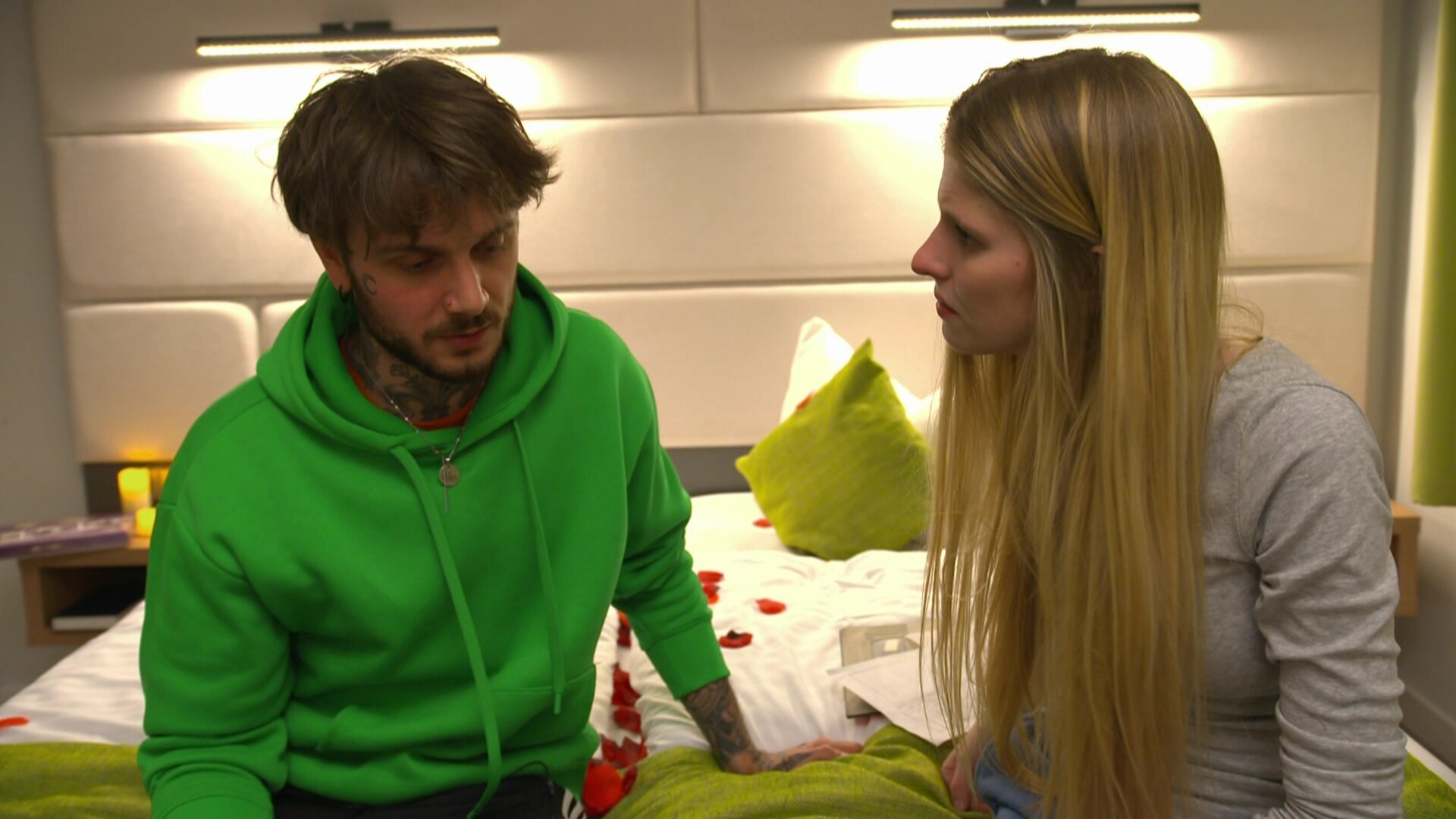 Liebe in der Luft: Leif und Toni küssen sich! (Video) - Berlin - Tag ...