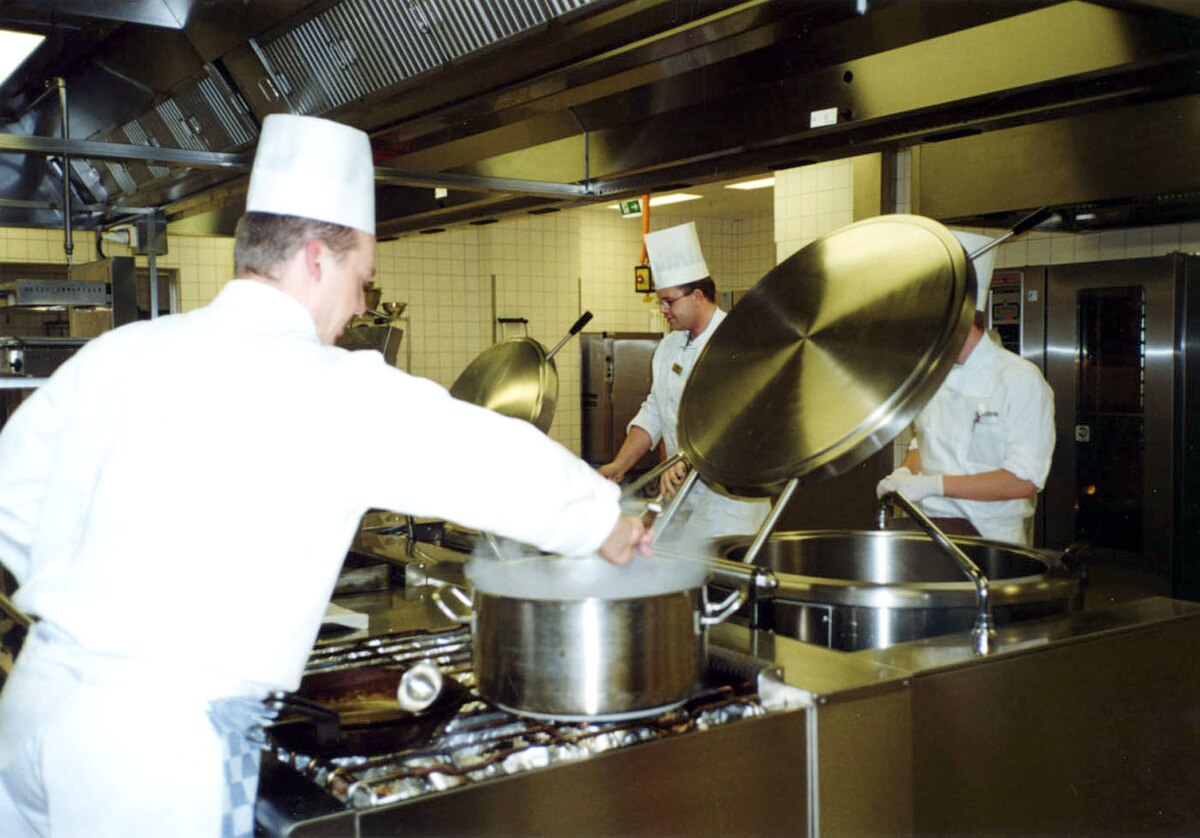 Schampus, Stress und feine Gäste - Schuften für 5 Sterne - EXKLUSIV ...