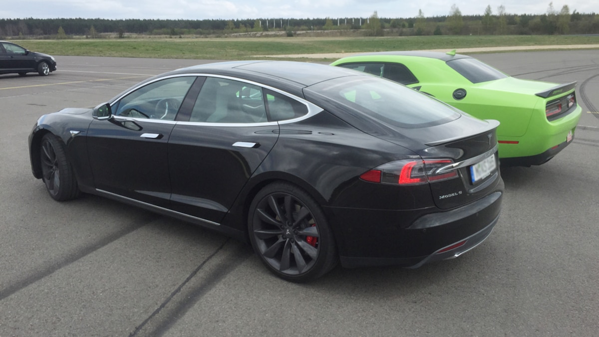 Benziner-Elektro-Battle: Dodge Challenger Hellcat vs. Tesla Model S ...