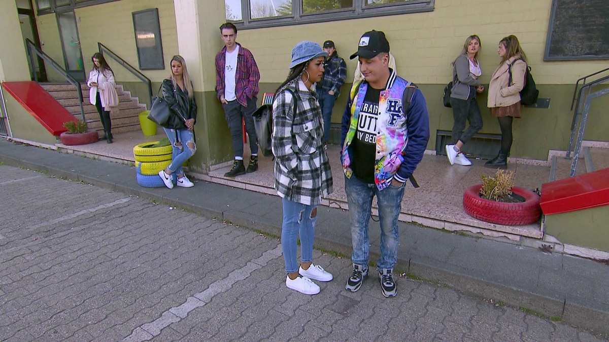 Bitchfight: Alexa gegen Kim! (Video) - Krass Schule - Die jungen Lehrer ...