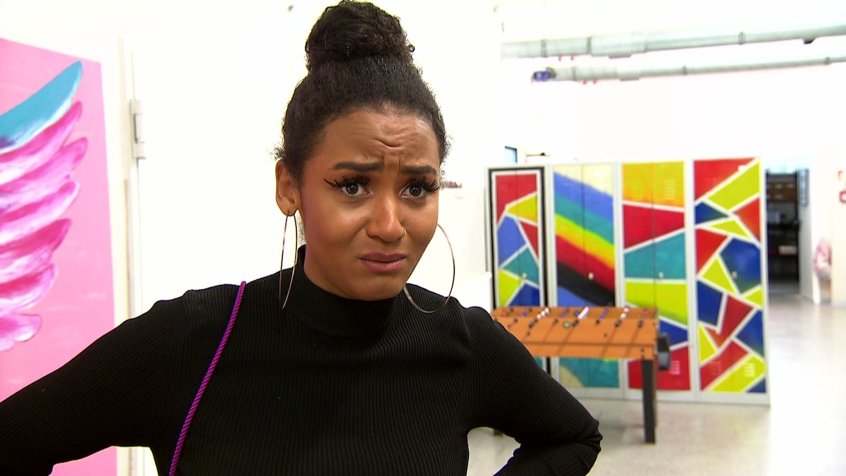 Alexa wird gemobbt (Video) - Krass Schule - Die jungen Lehrer - RTLZWEI