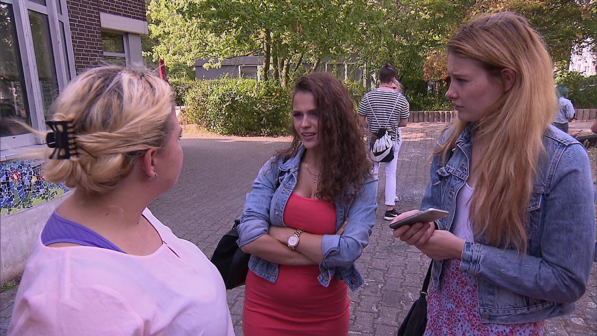 Carmen disst Jessica (Video) - Krass Schule - Die jungen Lehrer - RTLZWEI