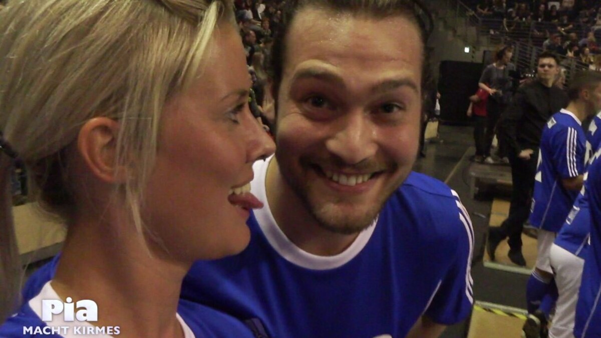 Pia @ KISS FM Cup 2015 / Starstrikers (Video) - RTLZWEI
