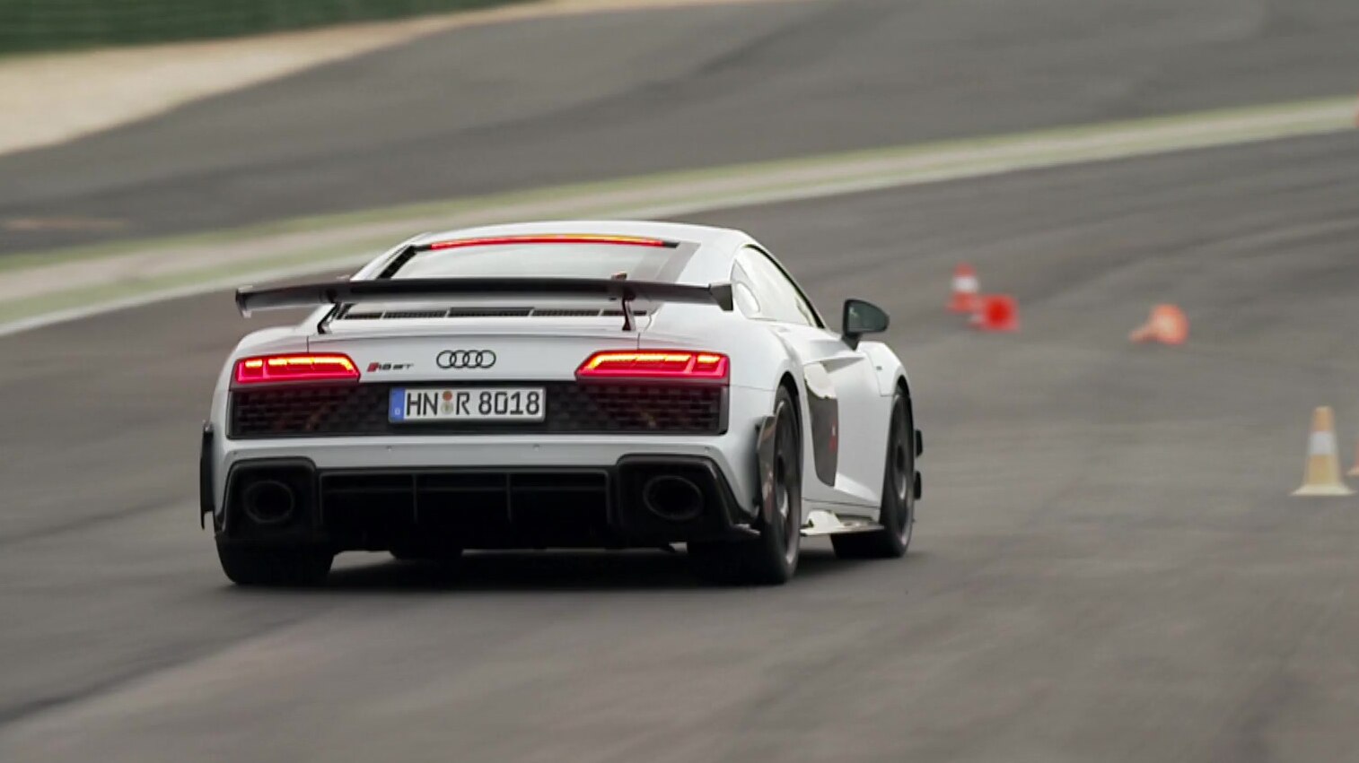 Driften, Rasen, Slicks: Audi R8 V10 Coupé GT auf der Rennstrecke (Folge 608) (Video) - GRIP ...