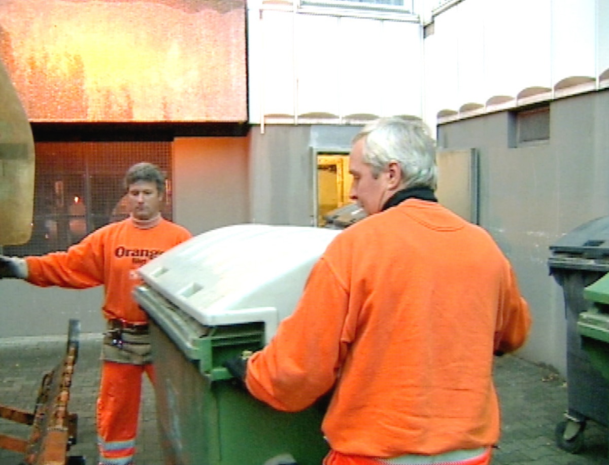 Schrubben, scheuern, sauber machen - Putz-Profis bei der Arbeit ...