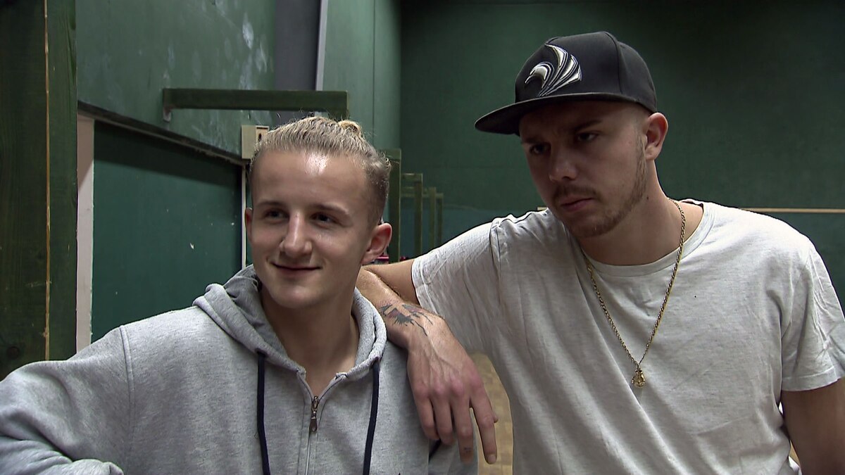 Alexa will den perversen Lehrer überführen (Video) - Krass Schule - Die ...