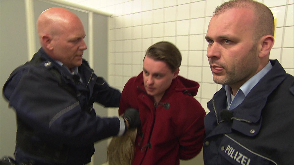 Der Spanner in der Damentoilette (Video) - Die Straßencops - Jugend im ...