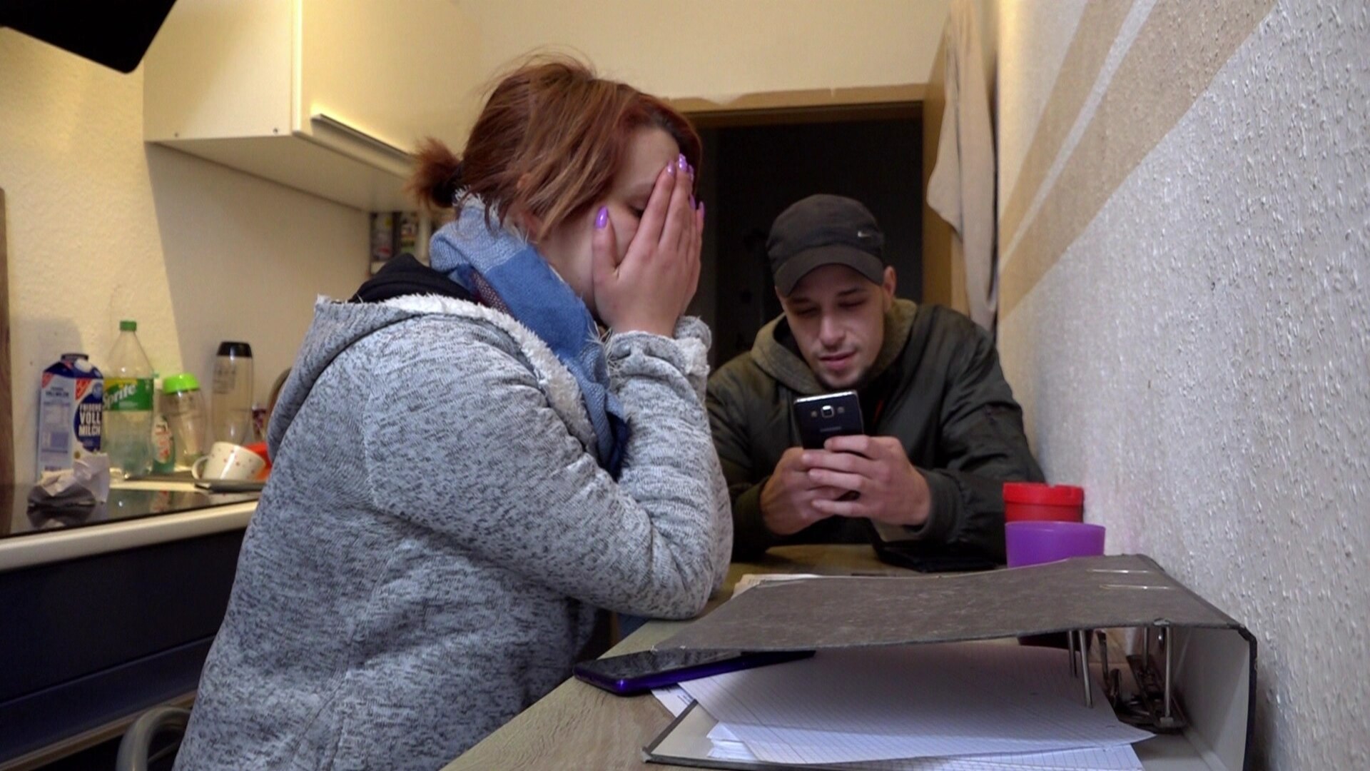 Janine unterstützt Norman bei seinen Problemen (Video) - Hartz und ...