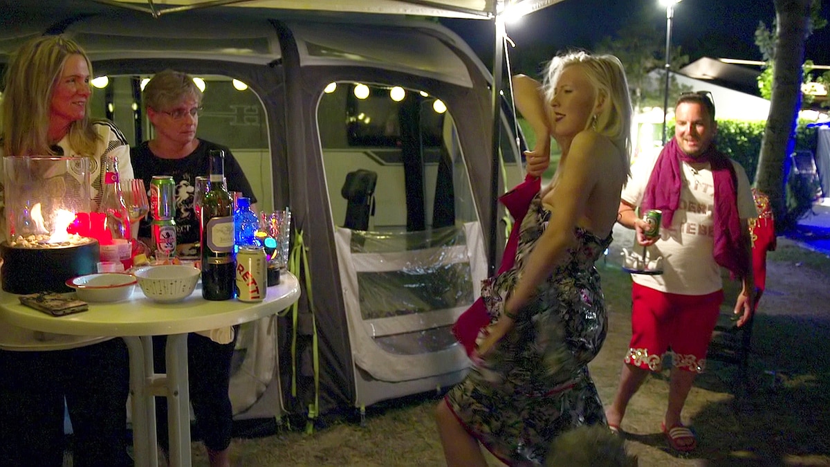 Burlesque Tänzerin Setty heizt der Fingerhuth-Clique ein - Bella Italia ...