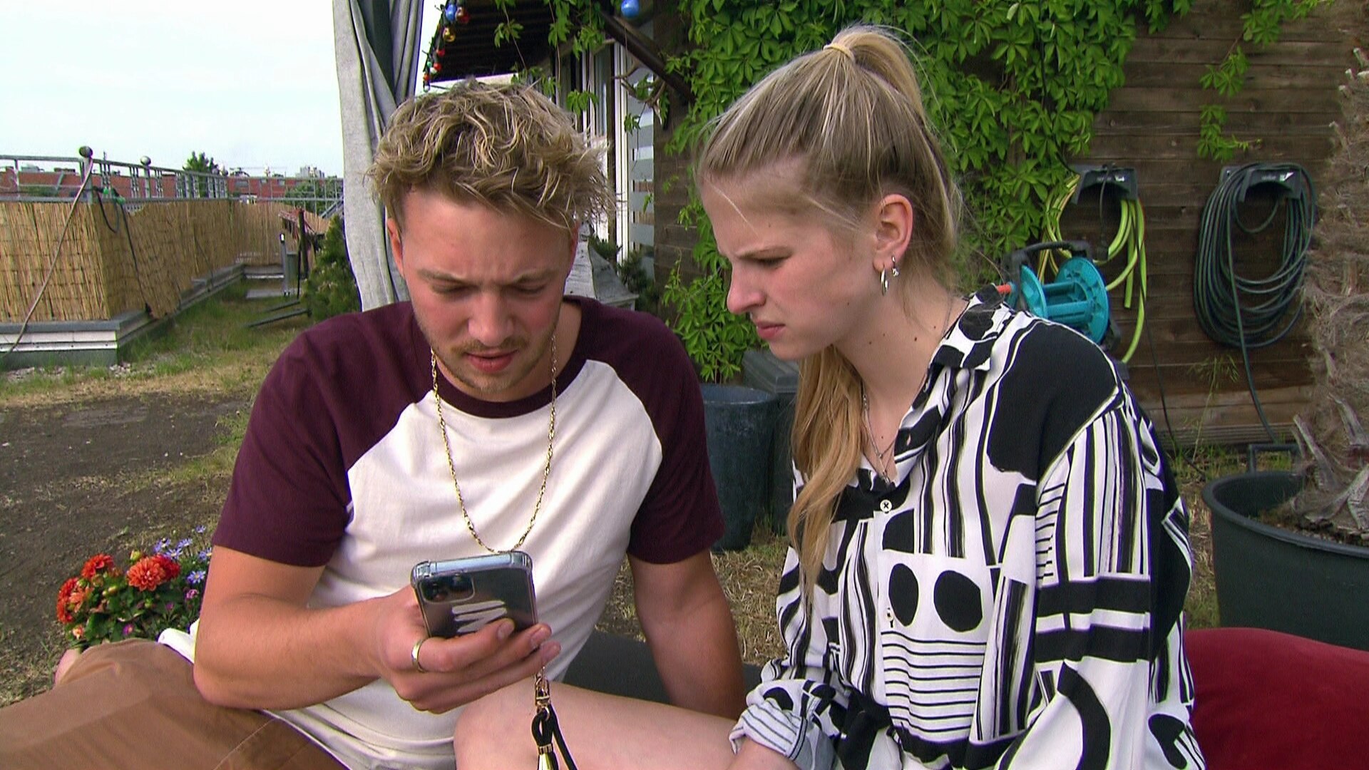 Toni wird auf Social Media beleidigt (Video) - Berlin - Tag & Nacht ...