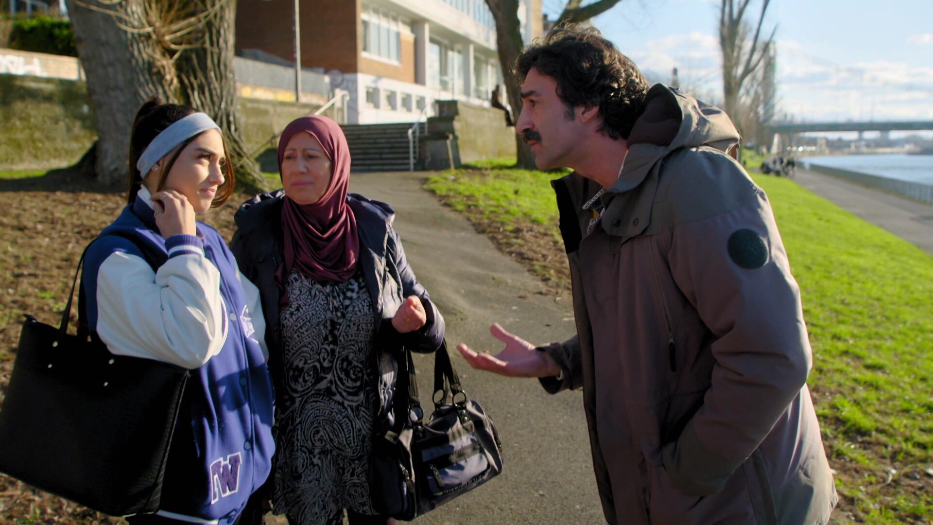 Kenan versucht Elif wieder nach Hause zu holen (Video) - Köln 50667 ...