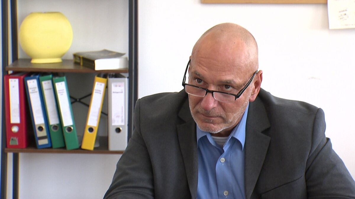 Max gegen Färber! (Video) - Krass Schule - Die jungen Lehrer - RTLZWEI